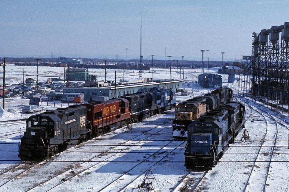 Selkirk Locomotive Servicing on January 30, 1977 | Conrail Photo Archive